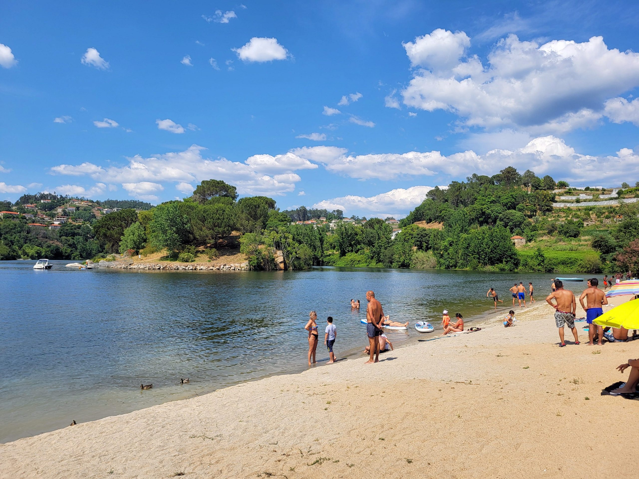 “BANDEIRA AZUL” RECONHECE QUALIDADE DAS PRAIAS FLUVIAIS PORTUGUESAS ...